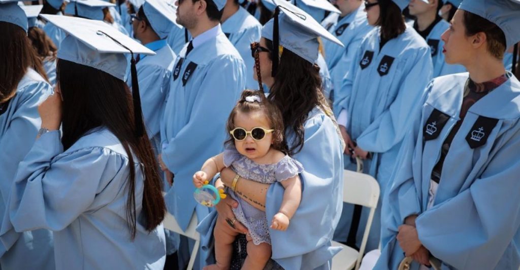 Mother proudly took her daughter to her university graduation: «She is ...